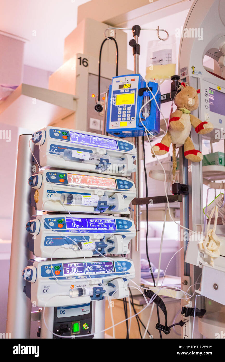 Electric syringe pump parenteral nutrition Stock Photo - Alamy