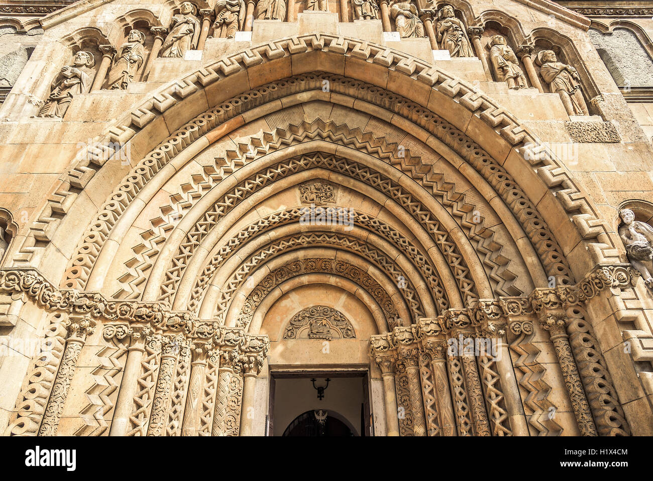 Arch of entrance to a gothic church Stock Photo - Alamy