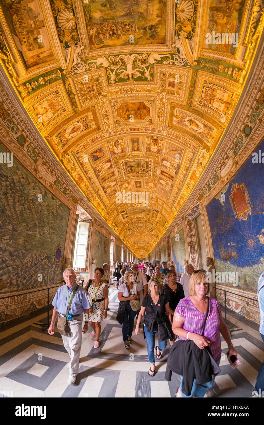 Crowds of tourists visiting the Vatican museum Stock Photo - Alamy