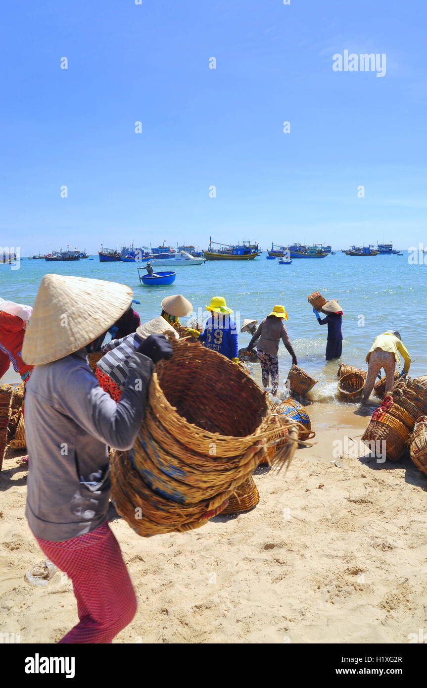 Fishing bamboo baskets hi-res stock photography and images - Alamy