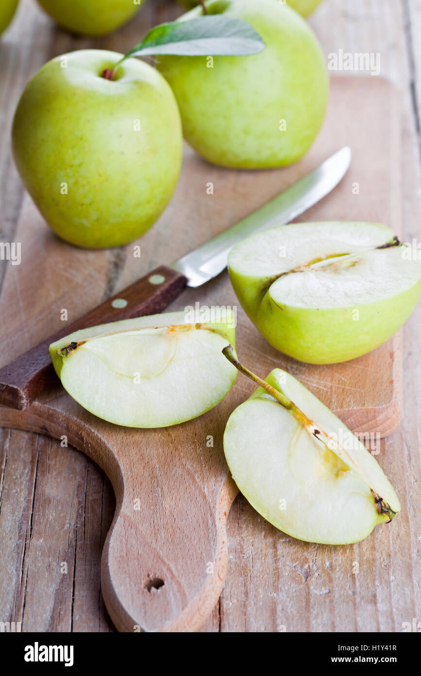 fresh green sliced apples and knife Stock Photo - Alamy