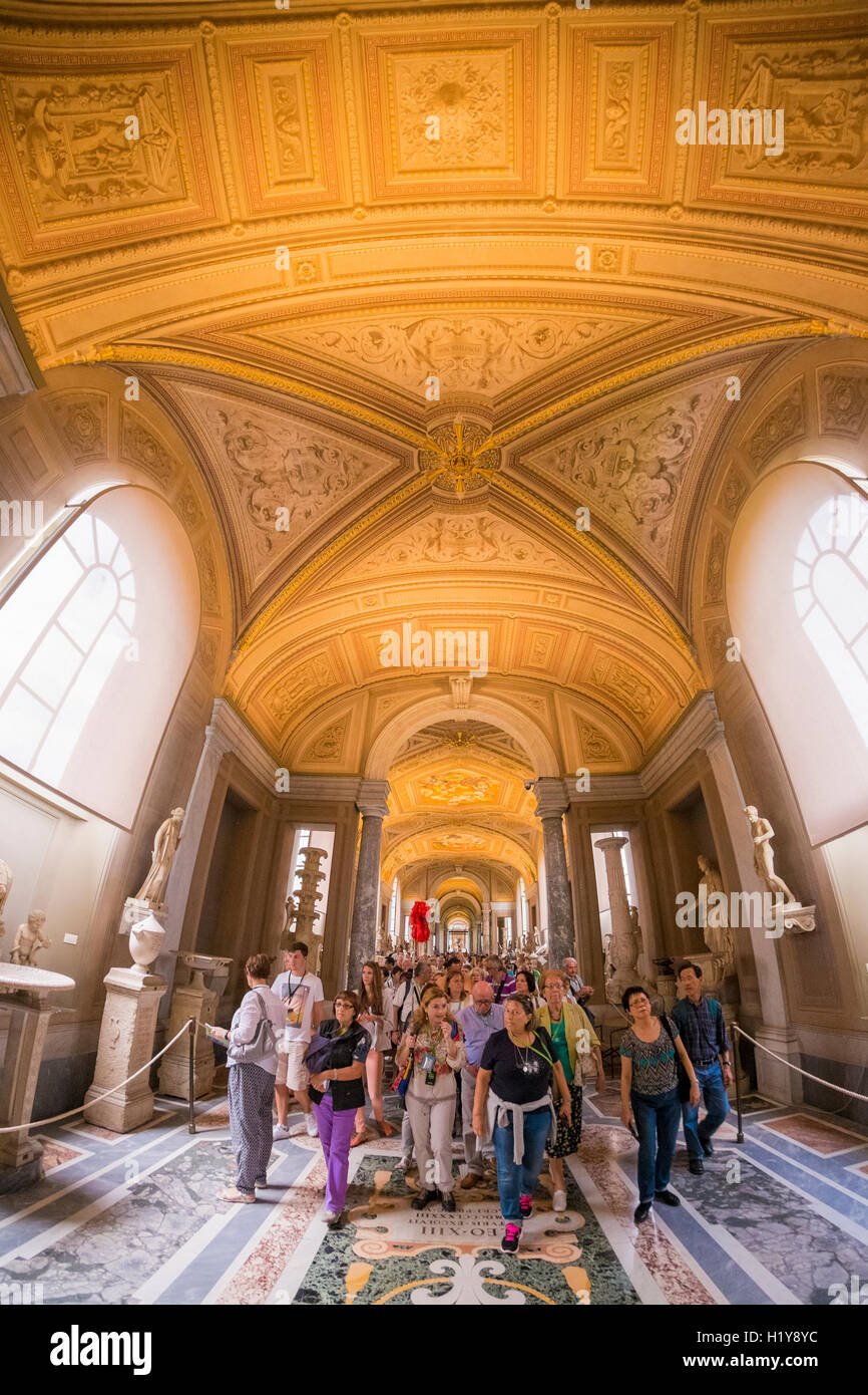 Crowds of tourists visiting the Vatican museum Stock Photo - Alamy