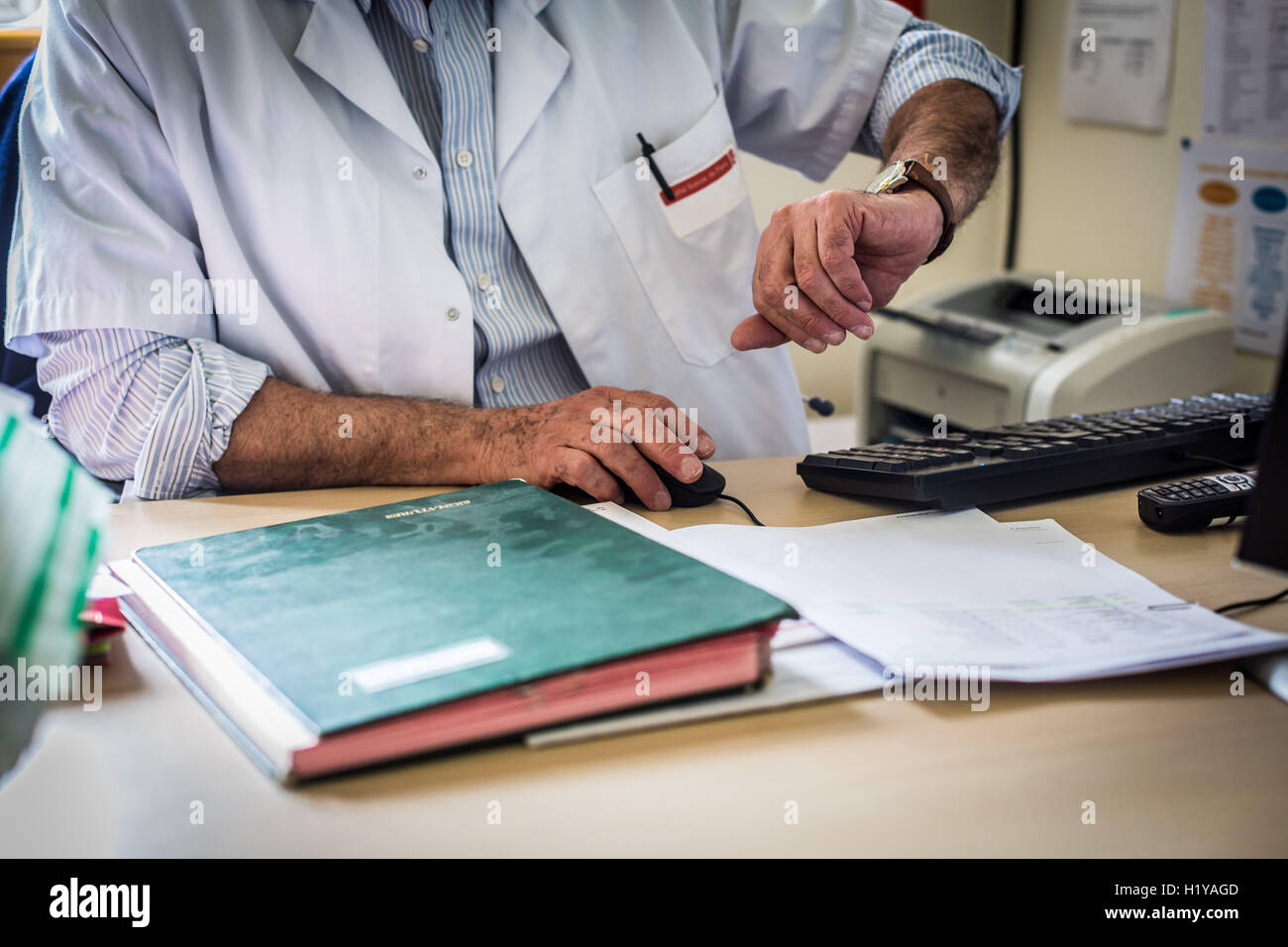 Doctor watch time hi-res stock photography and images - Alamy