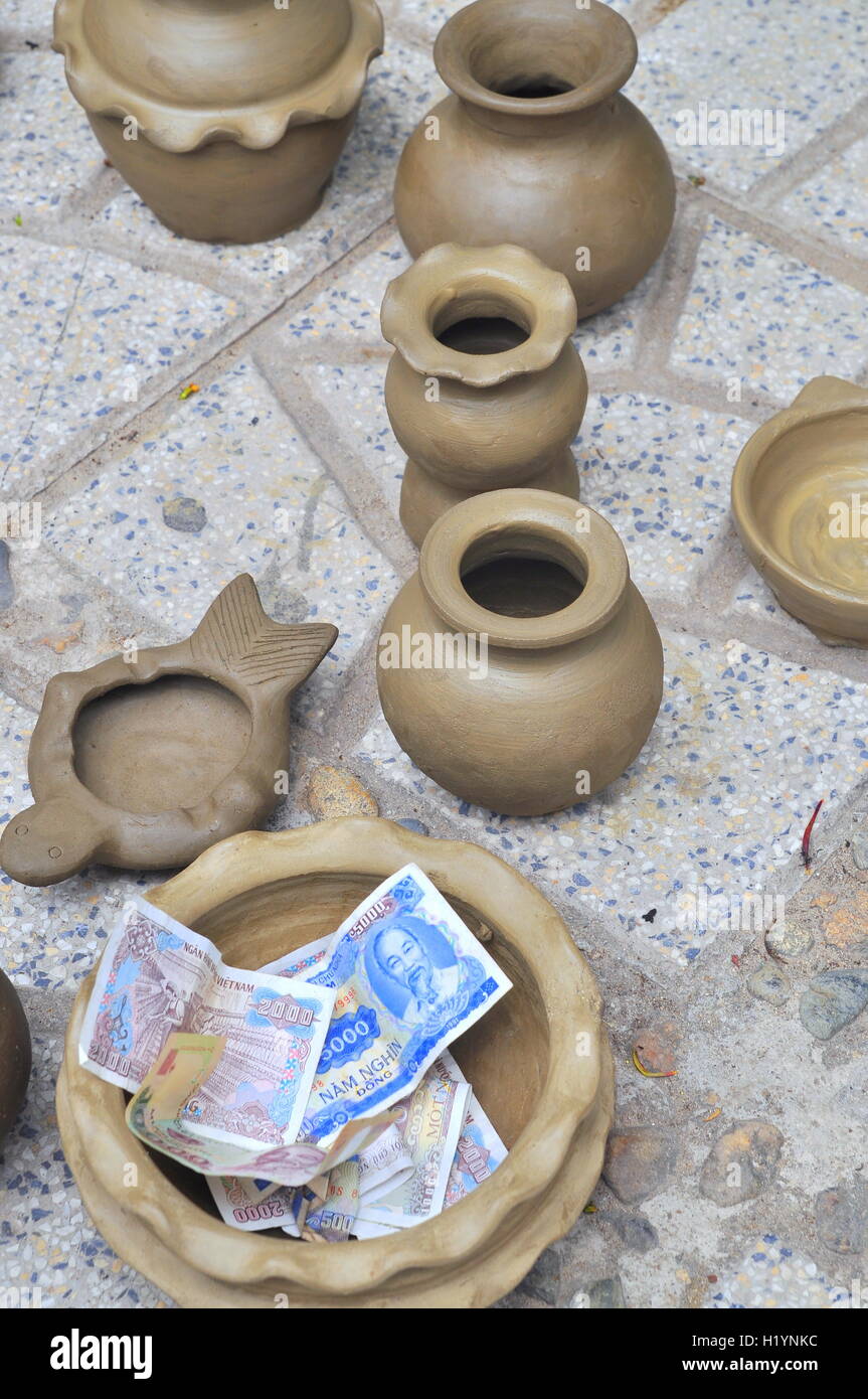Making clay vase products hi-res stock photography and images - Alamy