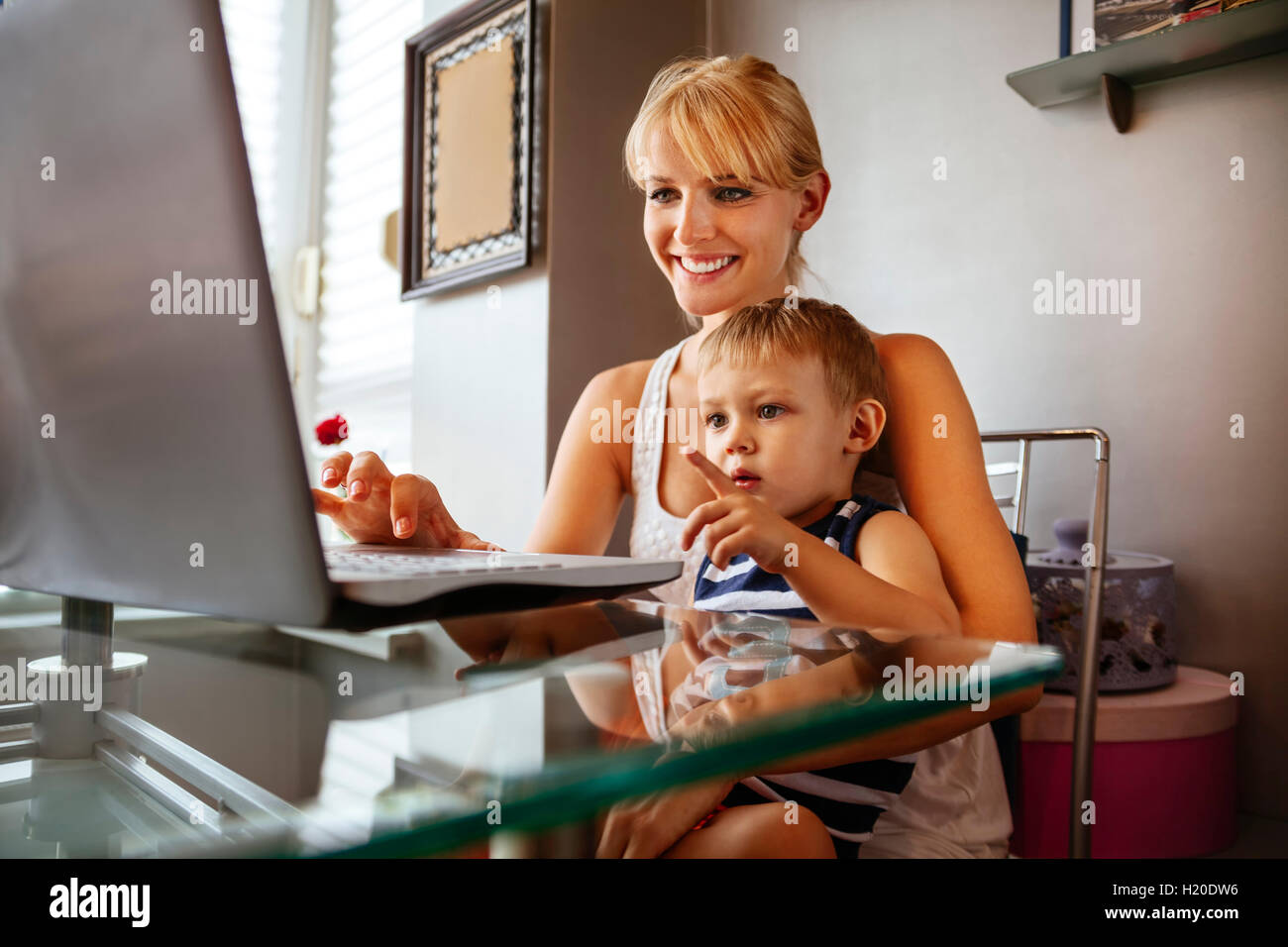 Pregnant woman with sun using laptop Stock Photo - Alamy