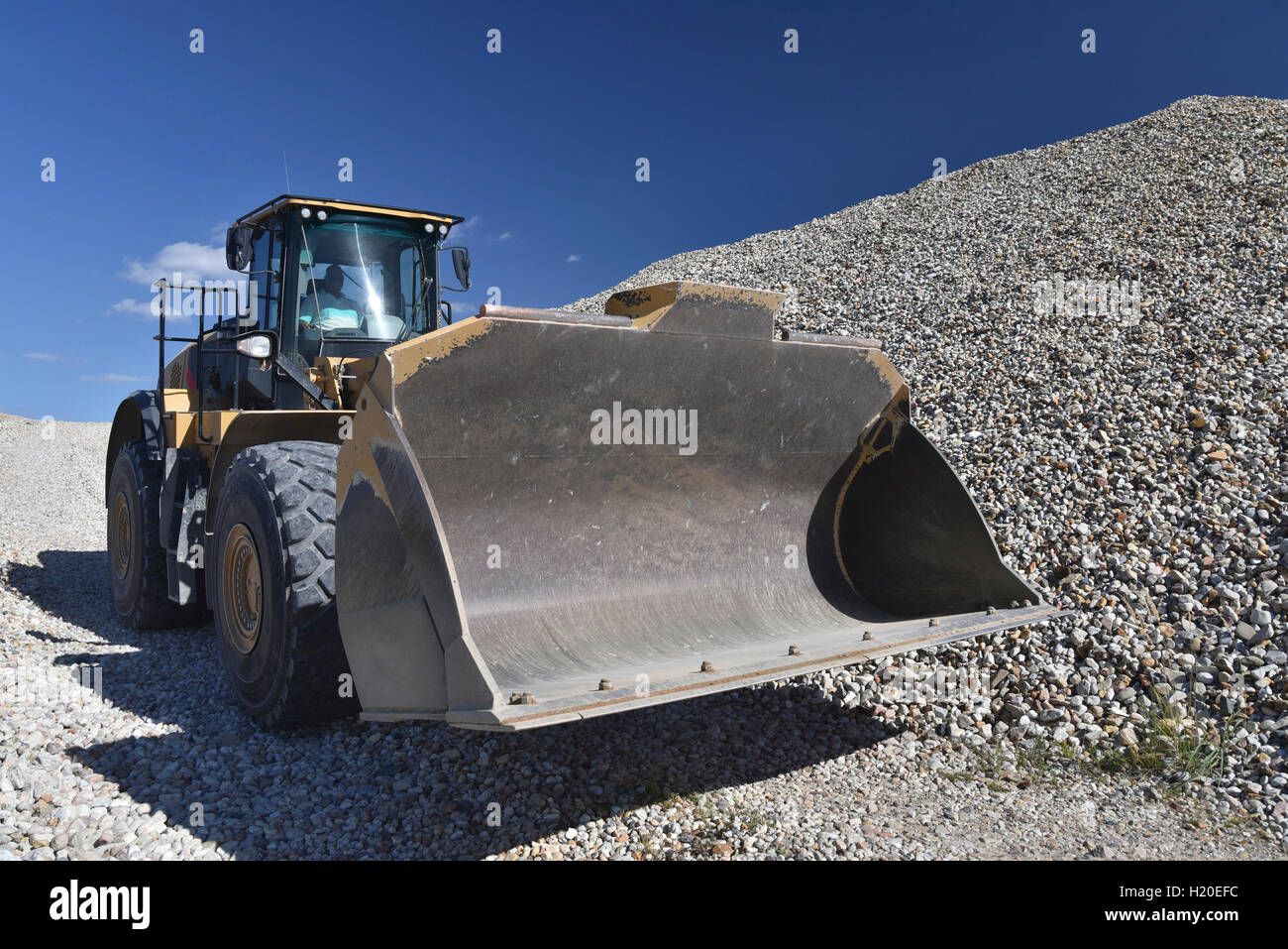 Wheel loader in gravel pit Stock Photo - Alamy