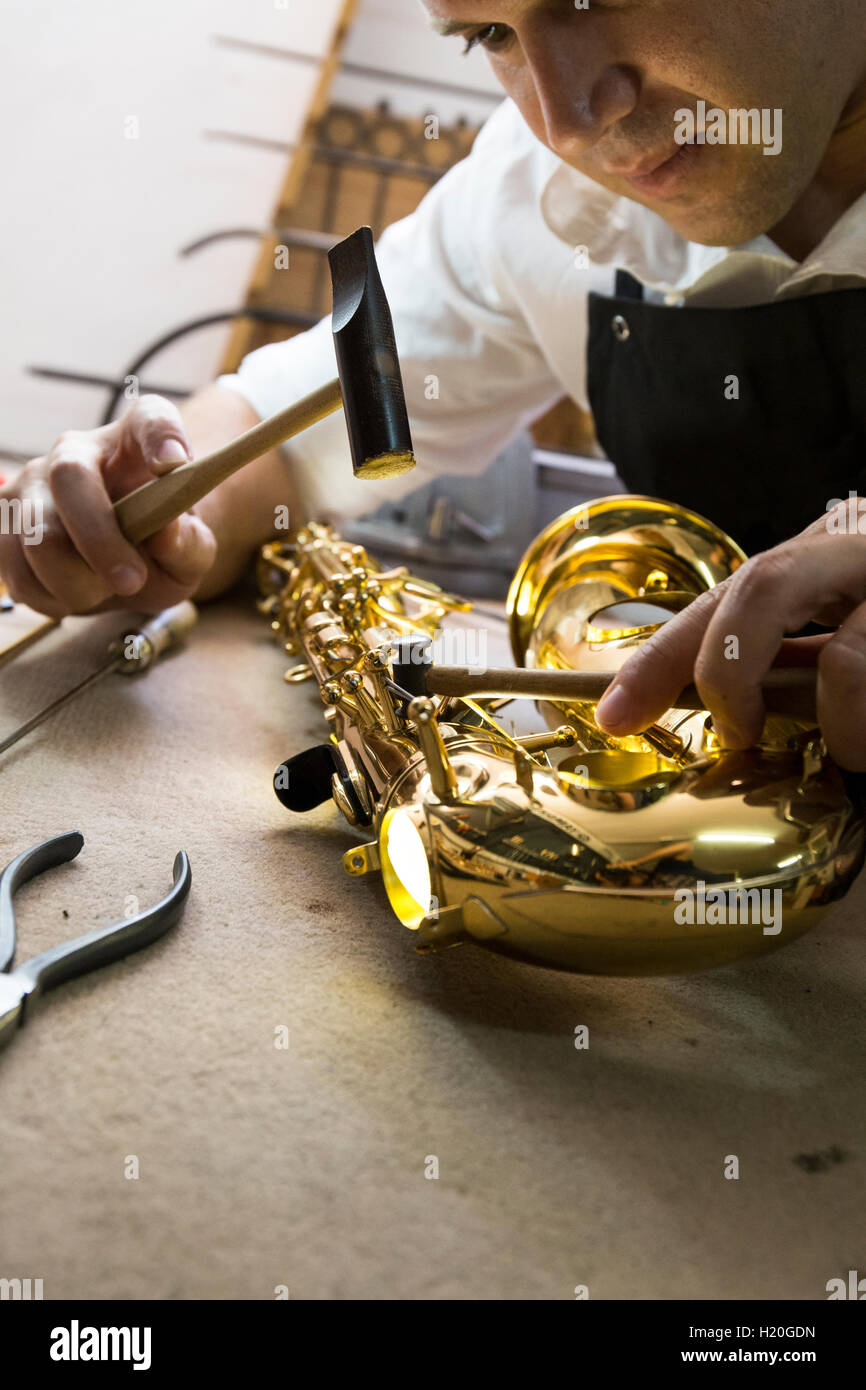 Hammer instrument hi-res stock photography and images - Alamy