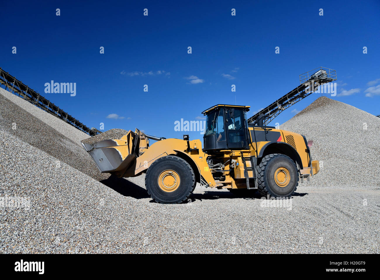 Wheel loader loading gravel in gravel pit Stock Photo - Alamy