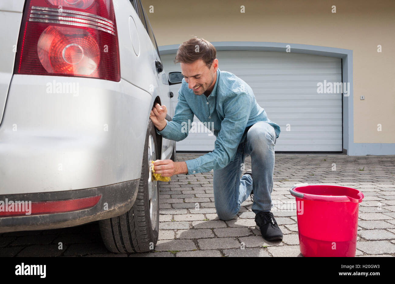 Car driveway house hi-res stock photography and images - Alamy