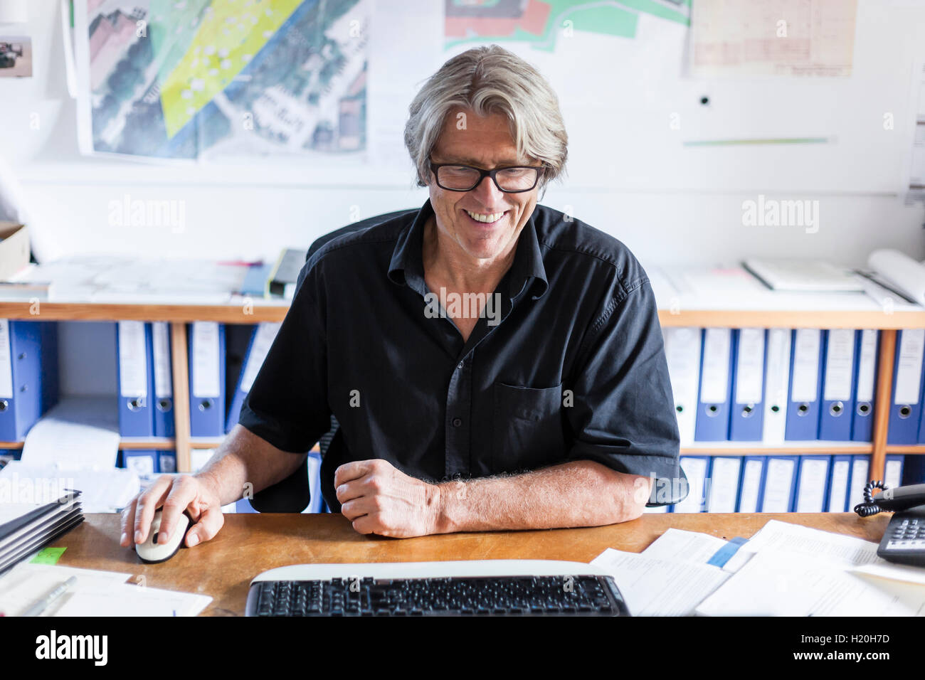 Meowing Russian blue looking up to camera Stock Photo - Alamy