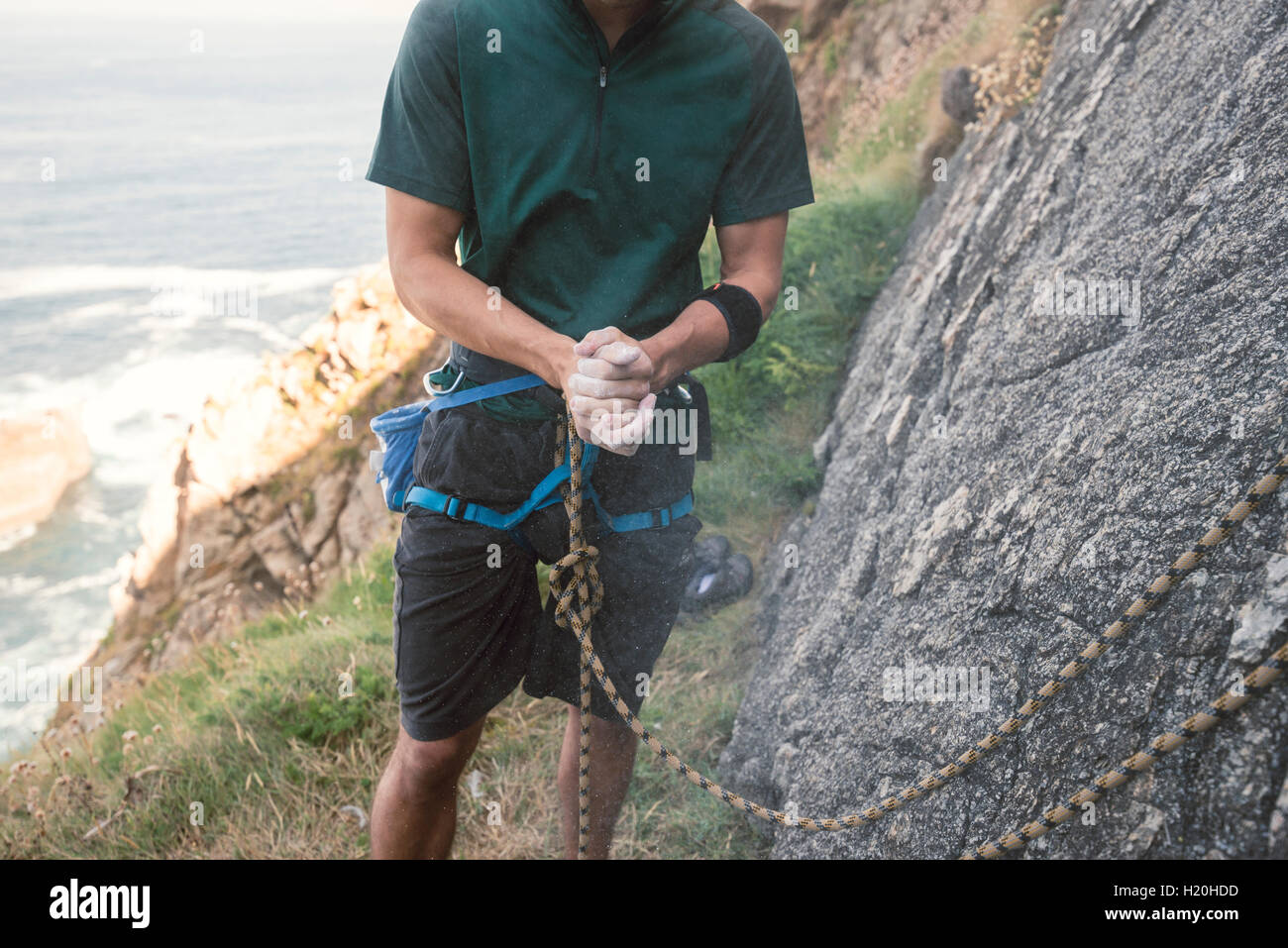 Climber applying magnesium in hands Stock Photo - Alamy