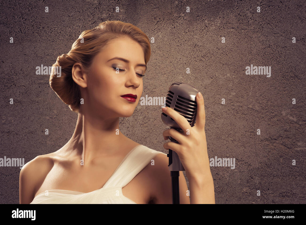 attractive female singer with microphone Stock Photo - Alamy