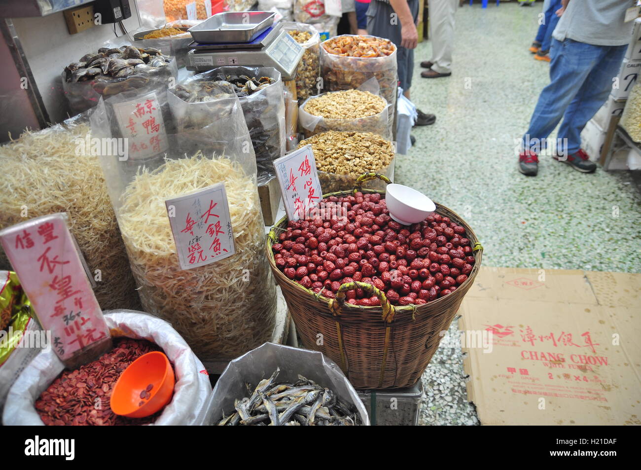 Hong kong chinese medicine herbs hi-res stock photography and images ...