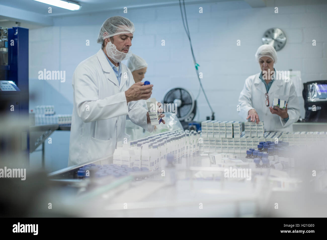 Lab workers in pharmaceutical plant packaging medicine Stock Photo - Alamy