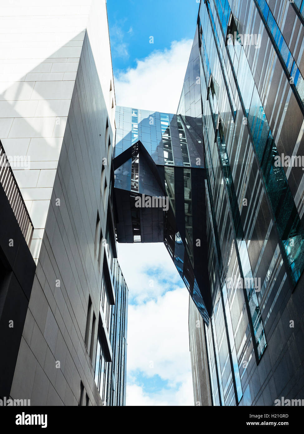 Skywalk between buildings hi-res stock photography and images - Alamy