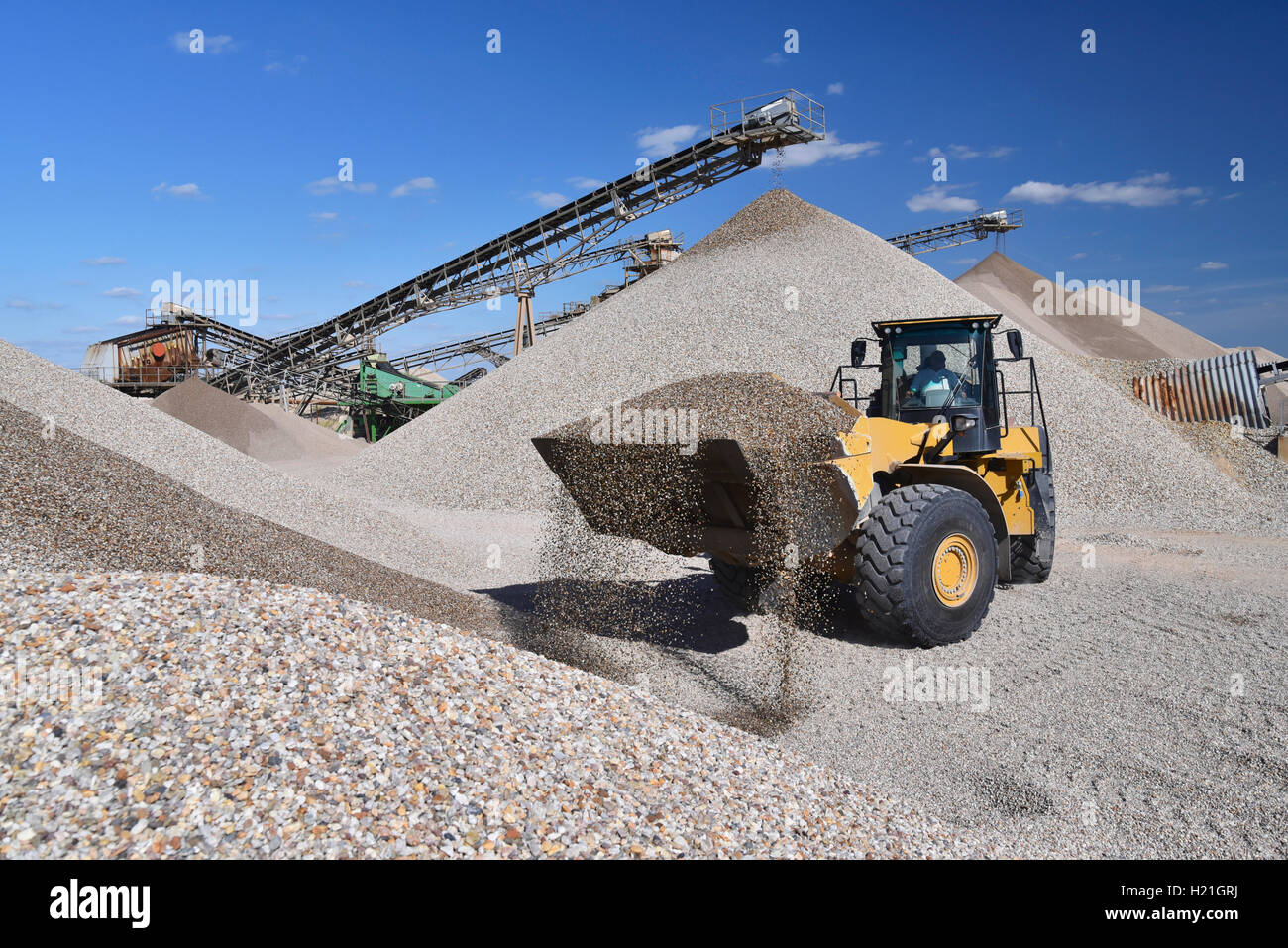 Wheel loader loading gravel in gravel pit Stock Photo - Alamy