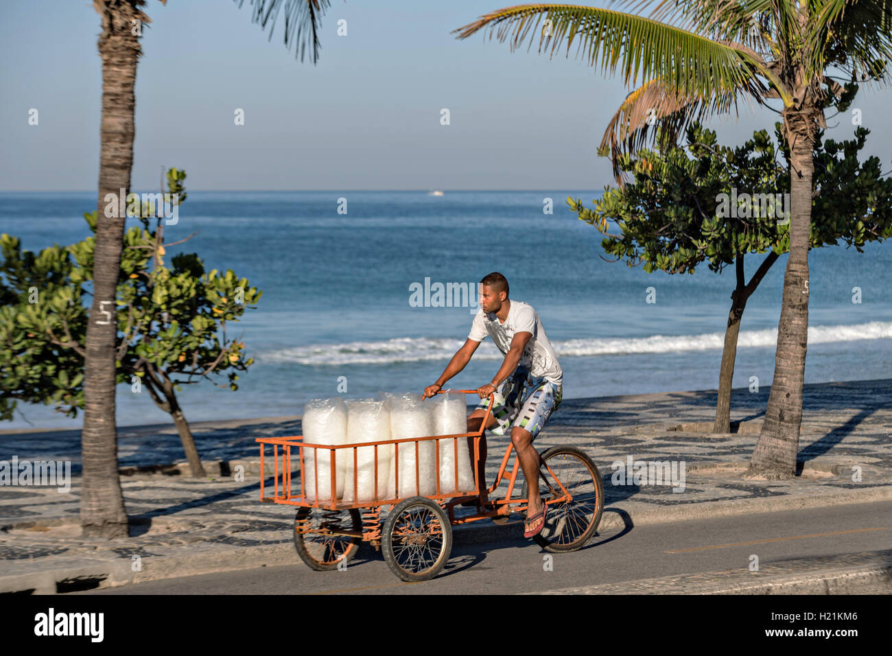 Ice delivery man hi-res stock photography and images - Alamy