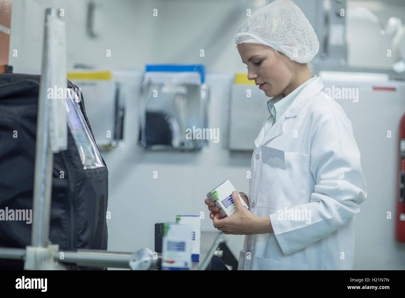 Lab worker in pharmaceutical plant packaging medicine Stock Photo - Alamy