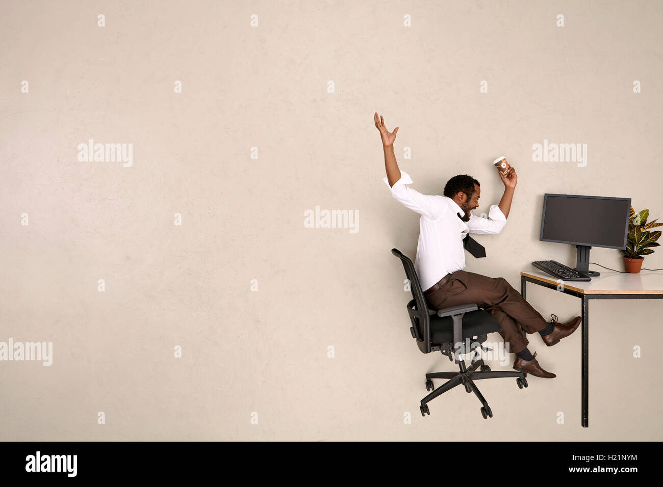 Businessman screaming at his computer Stock Photo - Alamy