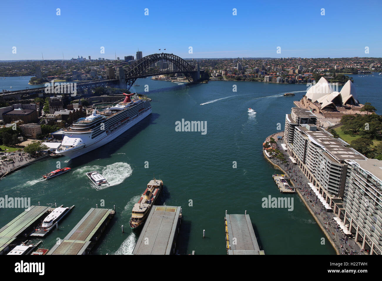 Aerial view of ferries departing from Circular Quay and Cruise Ship ...