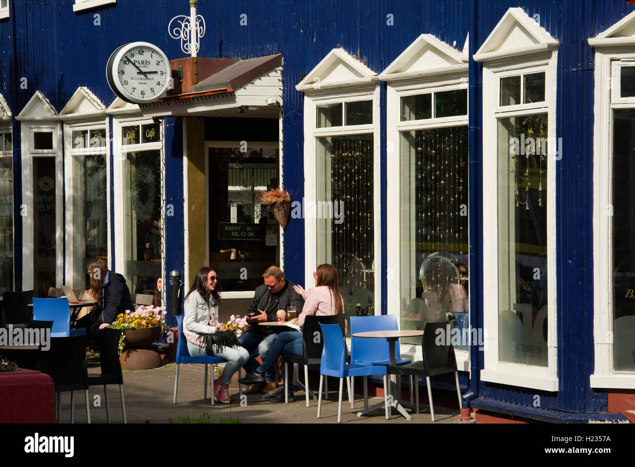 EUROPE, ICELAND, Akureyri, Hafnarstraeti, outdoor café Stock Photo - Alamy
