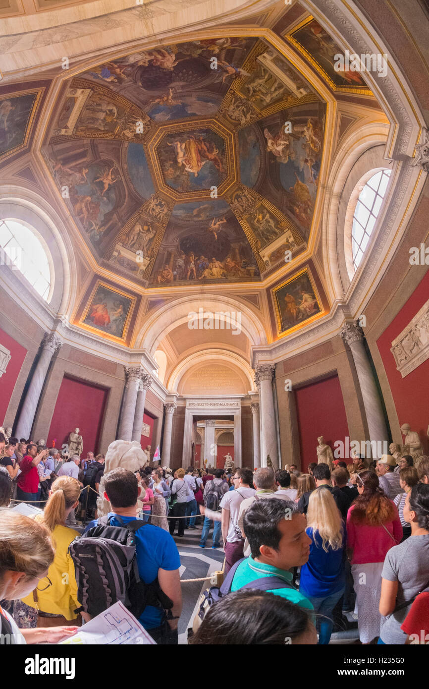 Crowds of tourists visiting the Vatican museum Stock Photo - Alamy