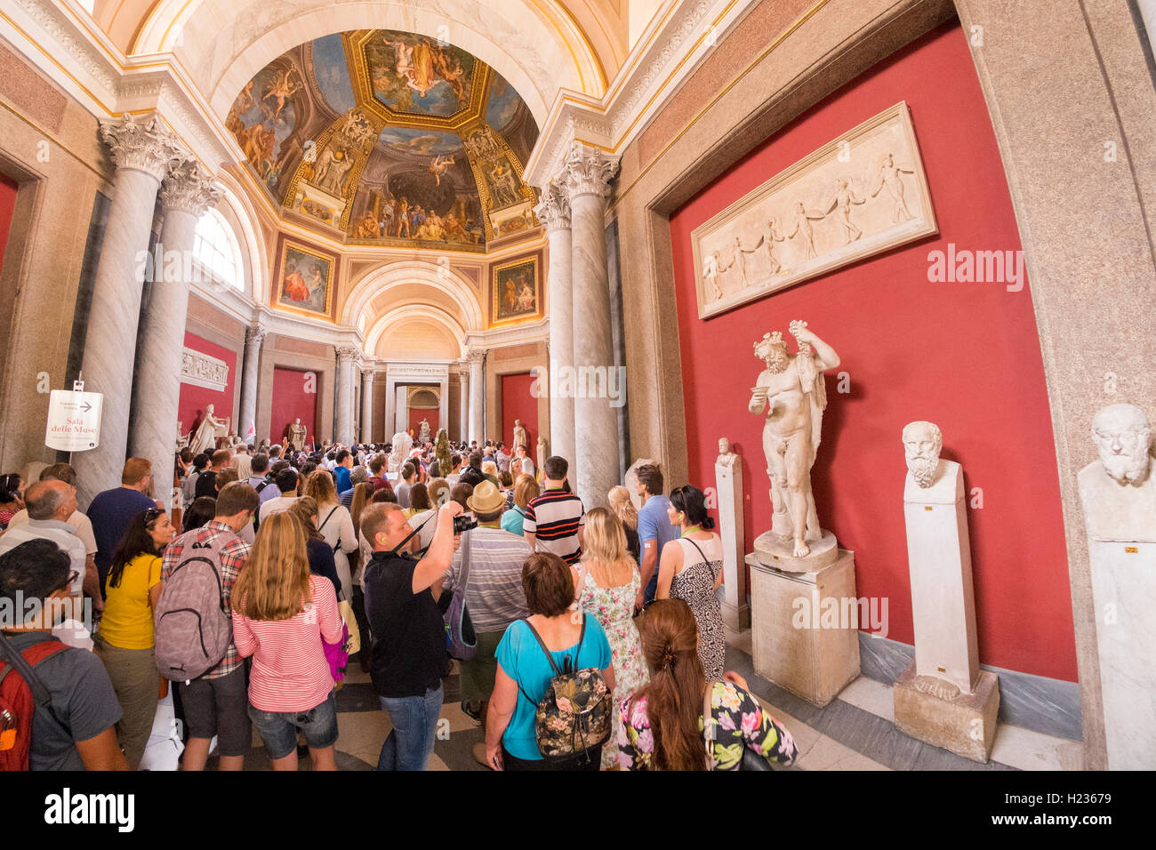 Crowds of tourists visiting the Vatican museum Stock Photo - Alamy