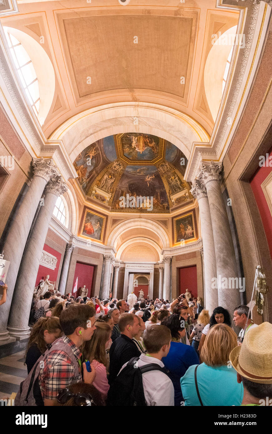 Crowds of tourists visiting the Vatican museum Stock Photo - Alamy