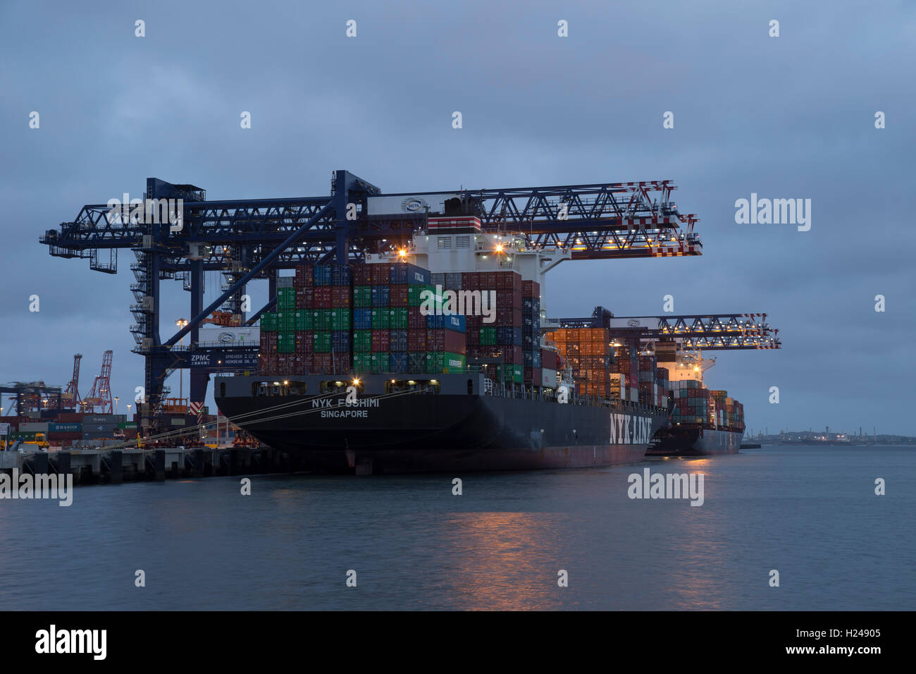 Crane automation hi-res stock photography and images - Alamy