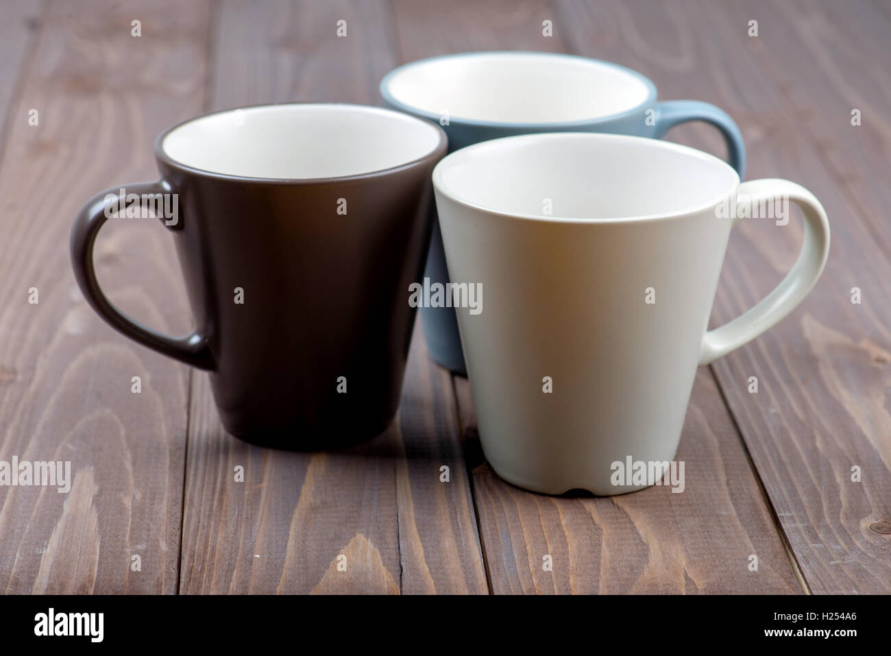 empty cups on wood background Stock Photo - Alamy