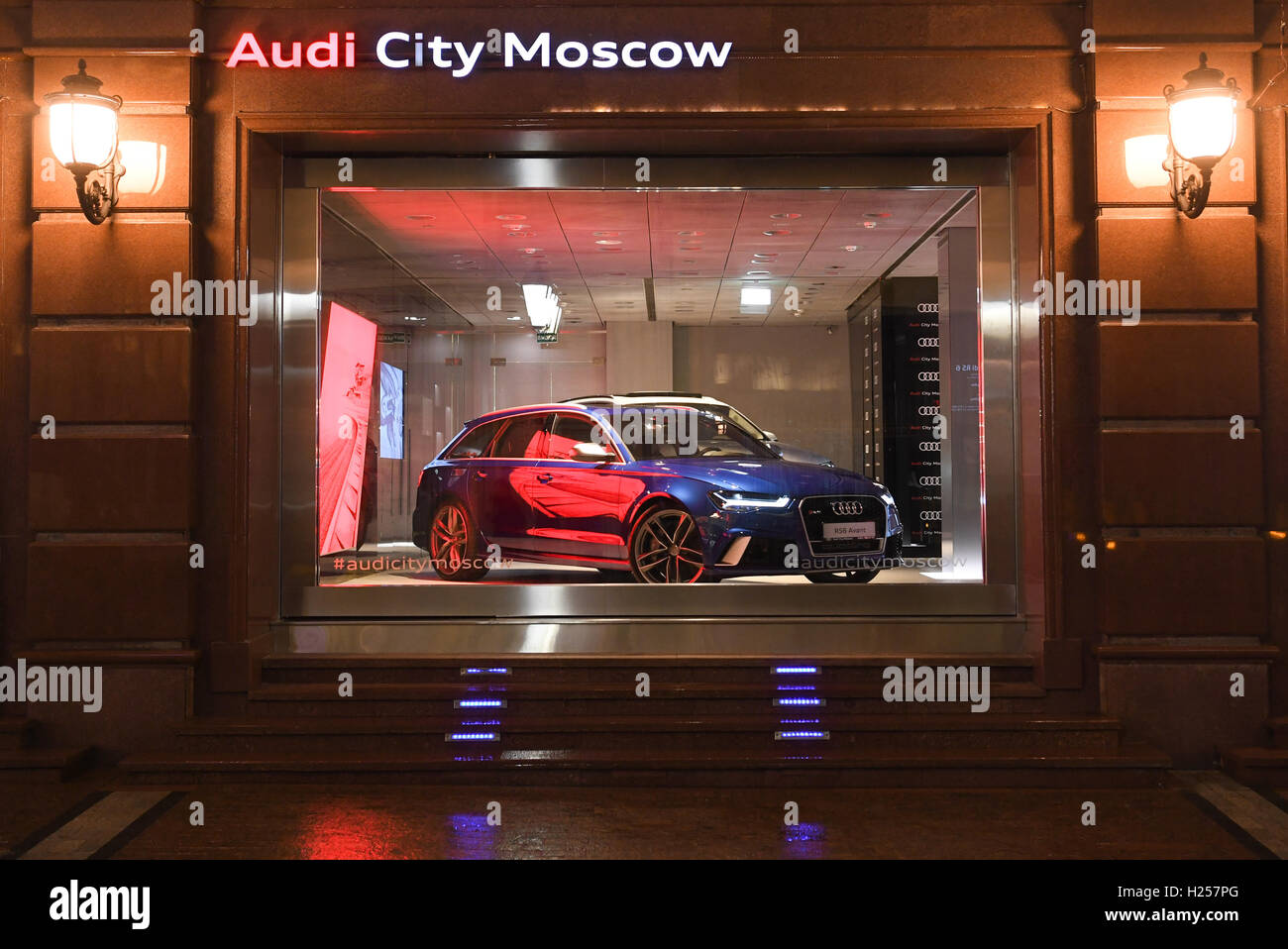 Moscow, Russia. 22nd Sep, 2016. An Audi RS6 Avant stands in a shop ...