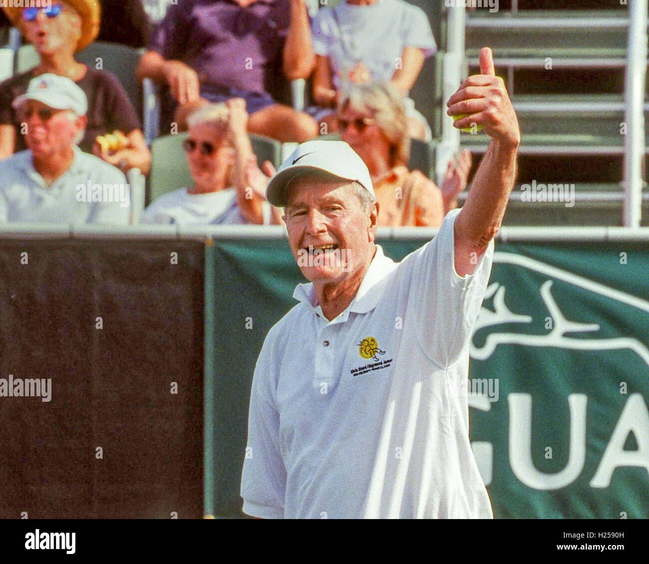 Celebrity thumbs up hi-res stock photography and images - Alamy