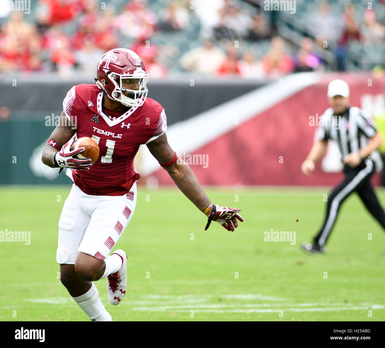 Philadelphia, Pennsylvania, USA. 24th Sep, 2016. Temple's TE, ROMOND ...