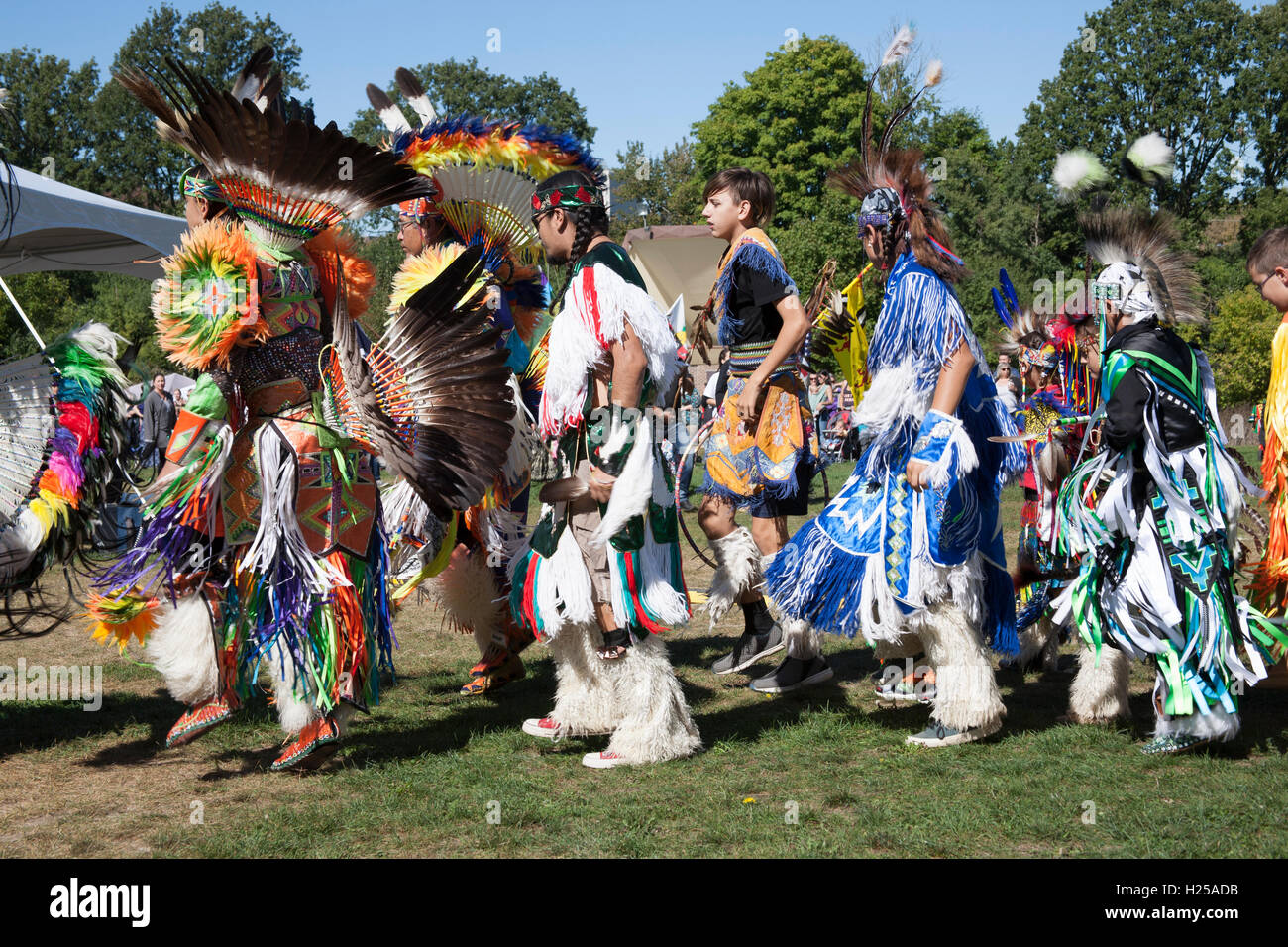 Native canadian traditional dress hi-res stock photography and images ...