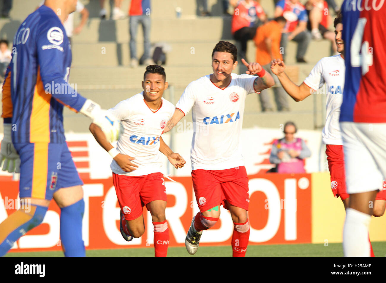 CURITIBA, PR - 24.09.2016: PARANÁ CLUBE X NÁUTICO - Roni marks the ...