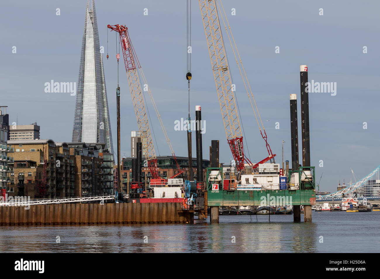 Thames tideway construction site hi-res stock photography and images ...