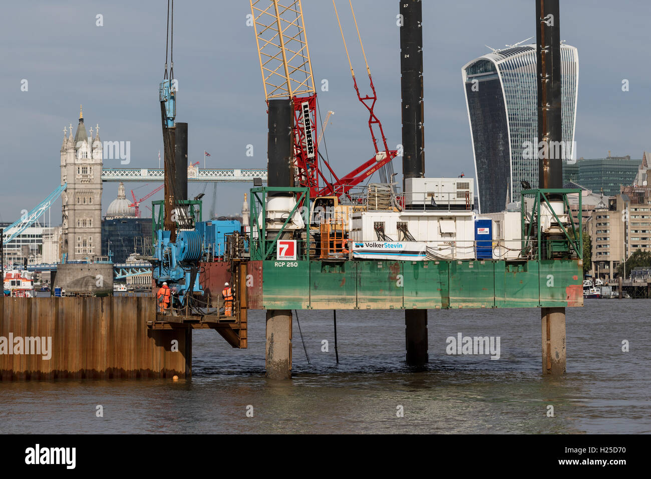 Thames tideway construction site hi-res stock photography and images ...