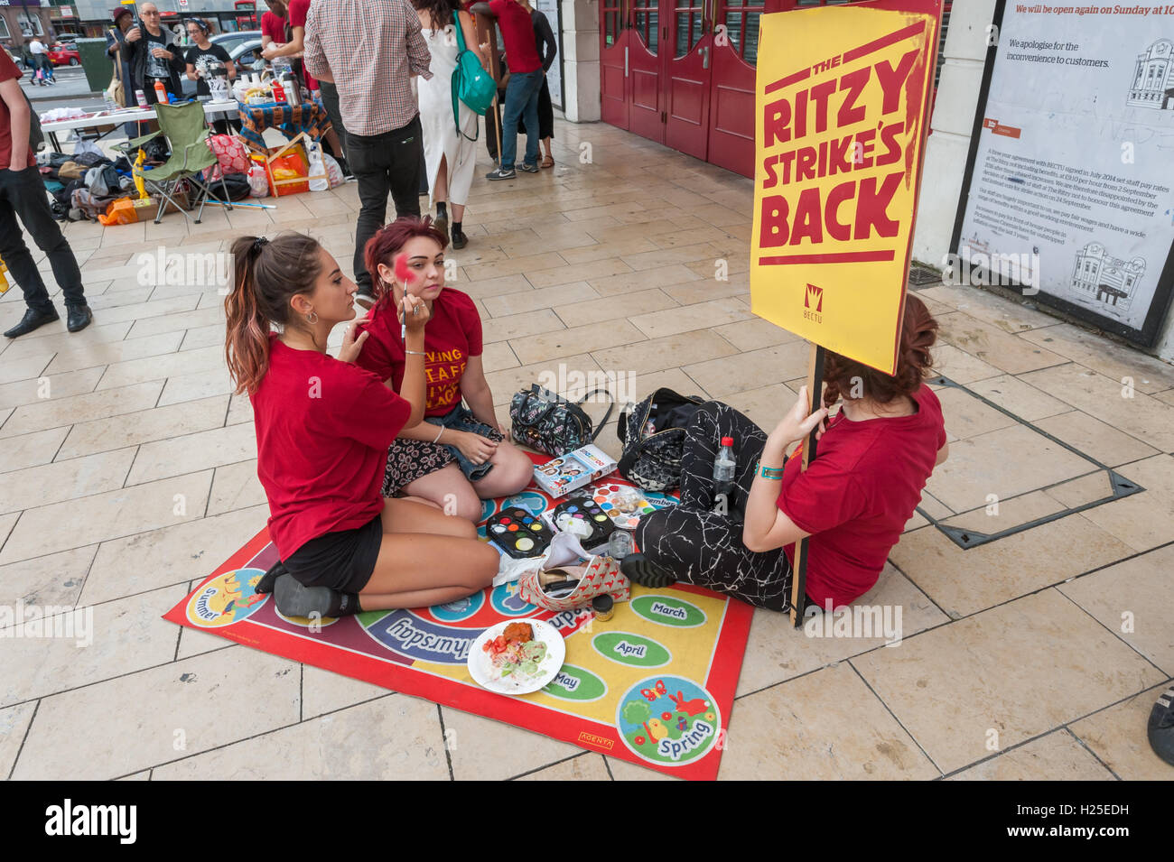 Cineworld cinema uk staff hi-res stock photography and images - Alamy