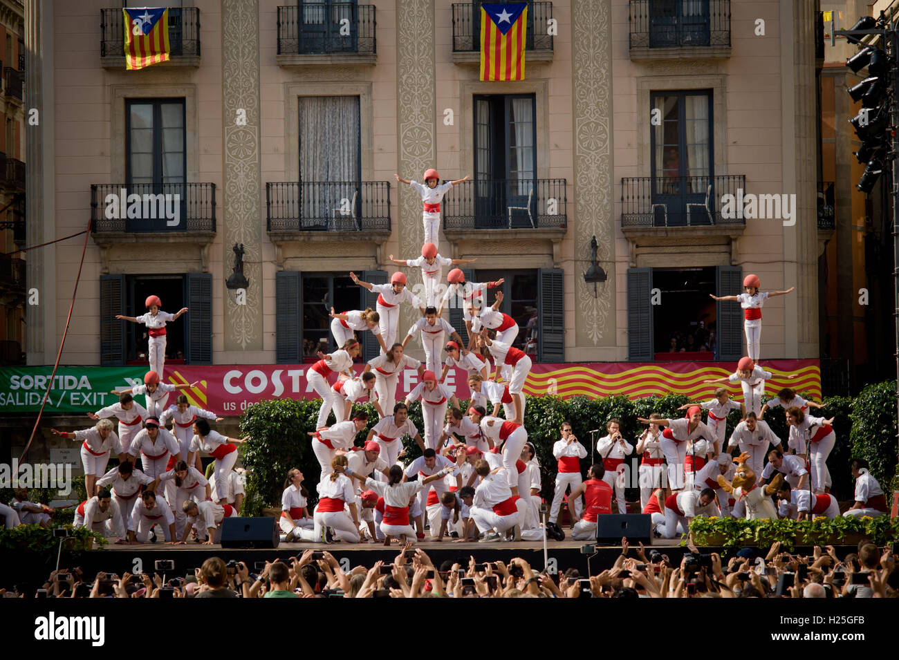 Human team pyramid team building hi-res stock photography and images ...