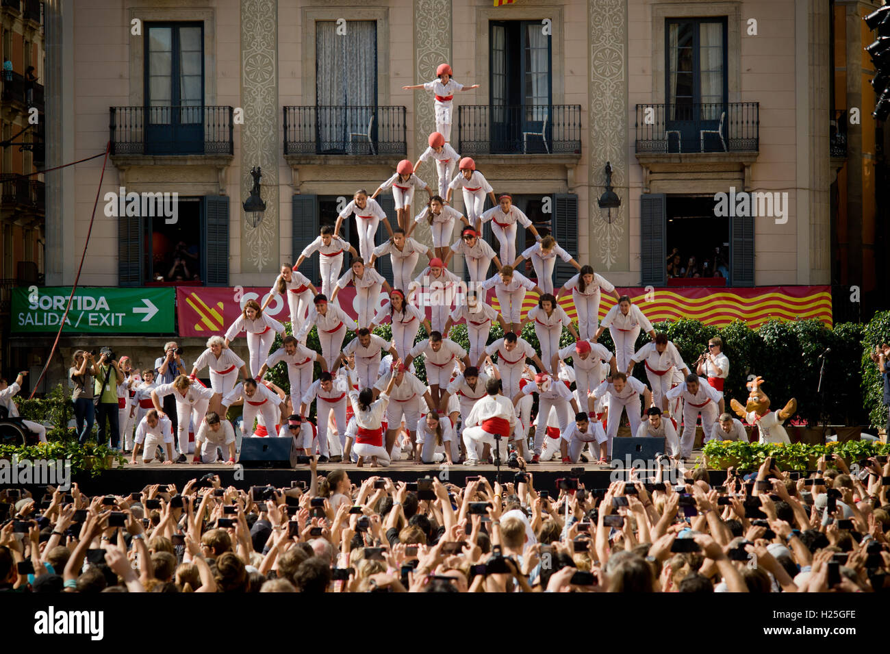 Human pyramid spain 2016 hi-res stock photography and images - Alamy