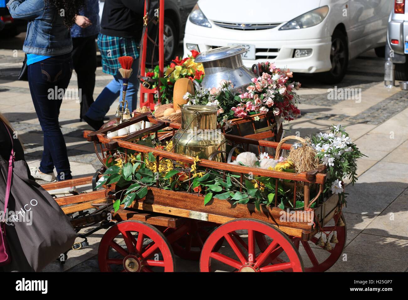 Costermonger barrow hi-res stock photography and images - Alamy