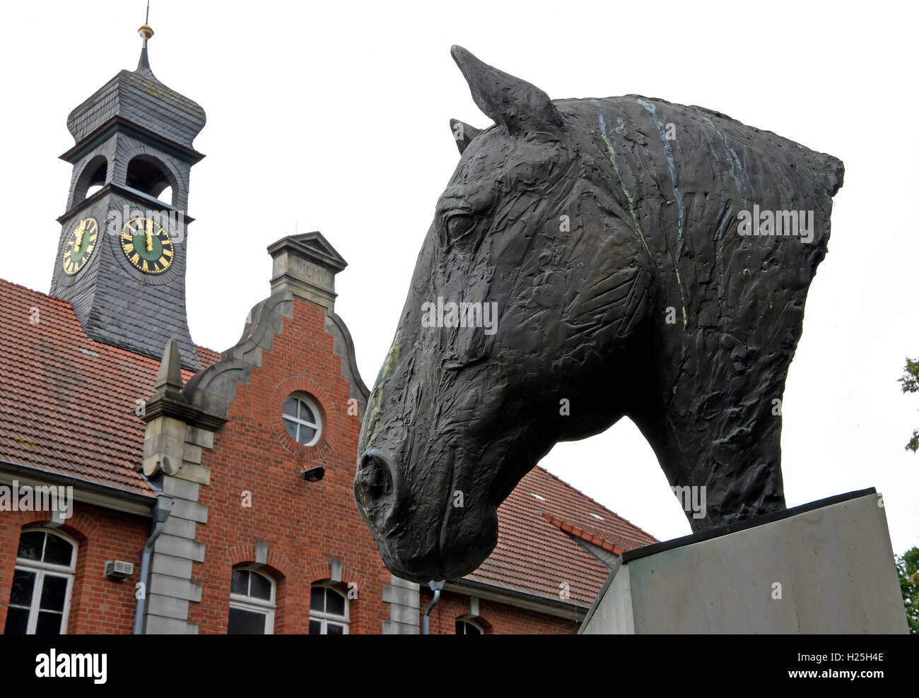 The bronze head of the Hanoveranian stallion Weltmeyer in front of the ...