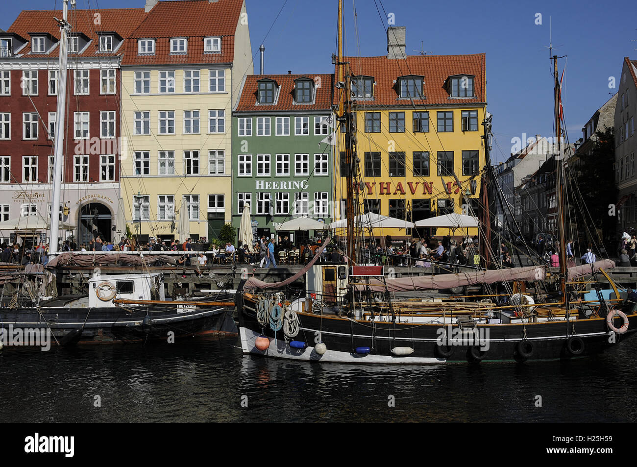 Copenhagen, Denmark. 25th Sep, 2016. People enjoy Danish summer 22c ...