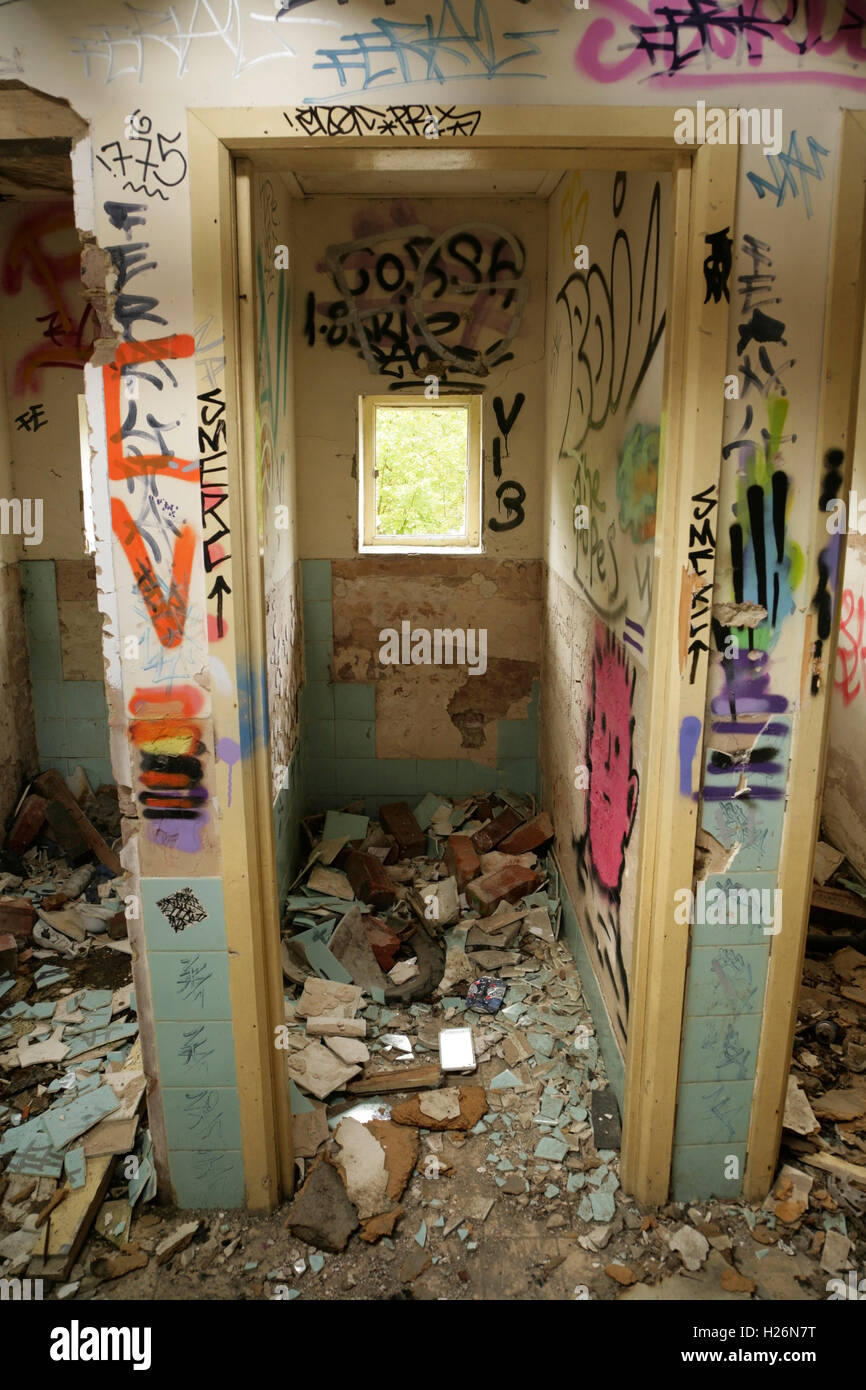 Graffiti and vandalism in abandoned derelict building Stock Photo - Alamy