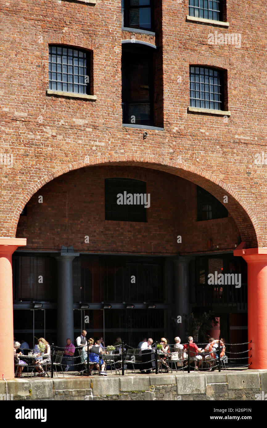 Liverpool albert dock cafe hi-res stock photography and images - Alamy