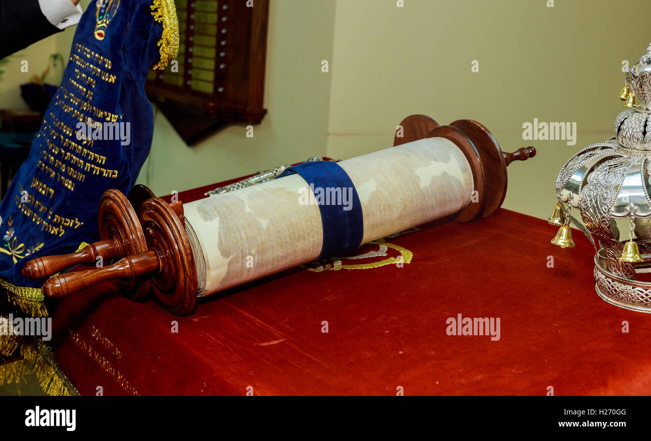 Reading jewish man hi-res stock photography and images - Alamy