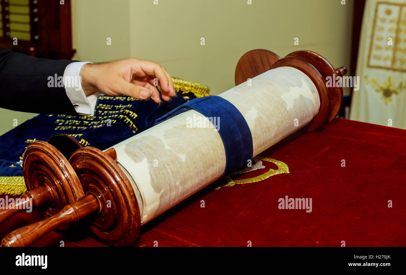 Reading jewish man hi-res stock photography and images - Alamy
