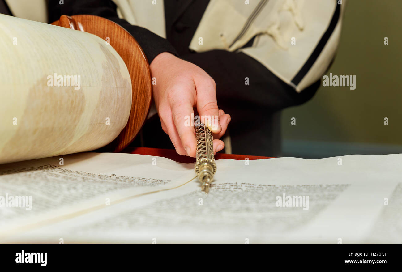 Orthodox jewish man reading torah hi-res stock photography and images ...