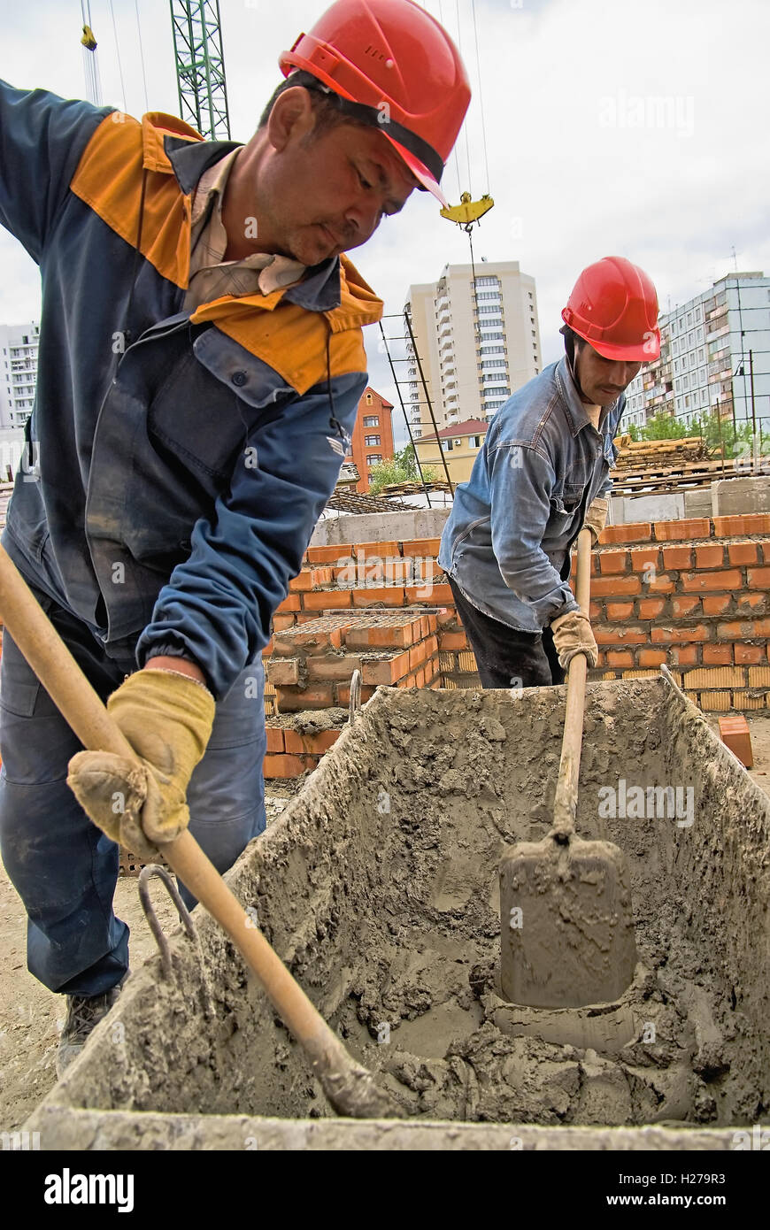 Tyumen, Russia - May 23, 2008: Construction of 18 floor brick ...