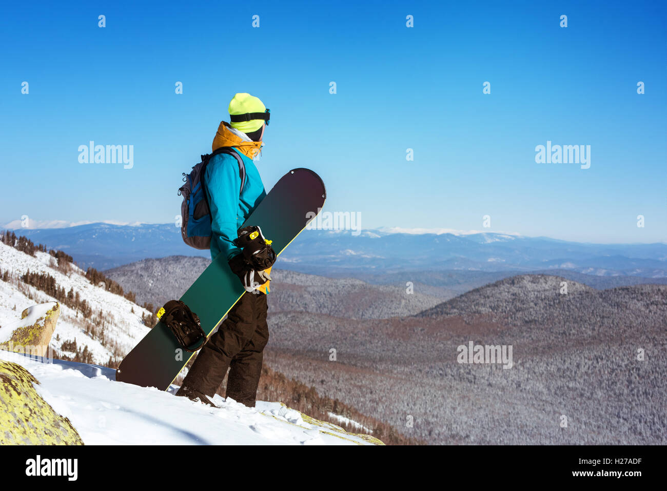 Snowboarder back view hi-res stock photography and images - Alamy